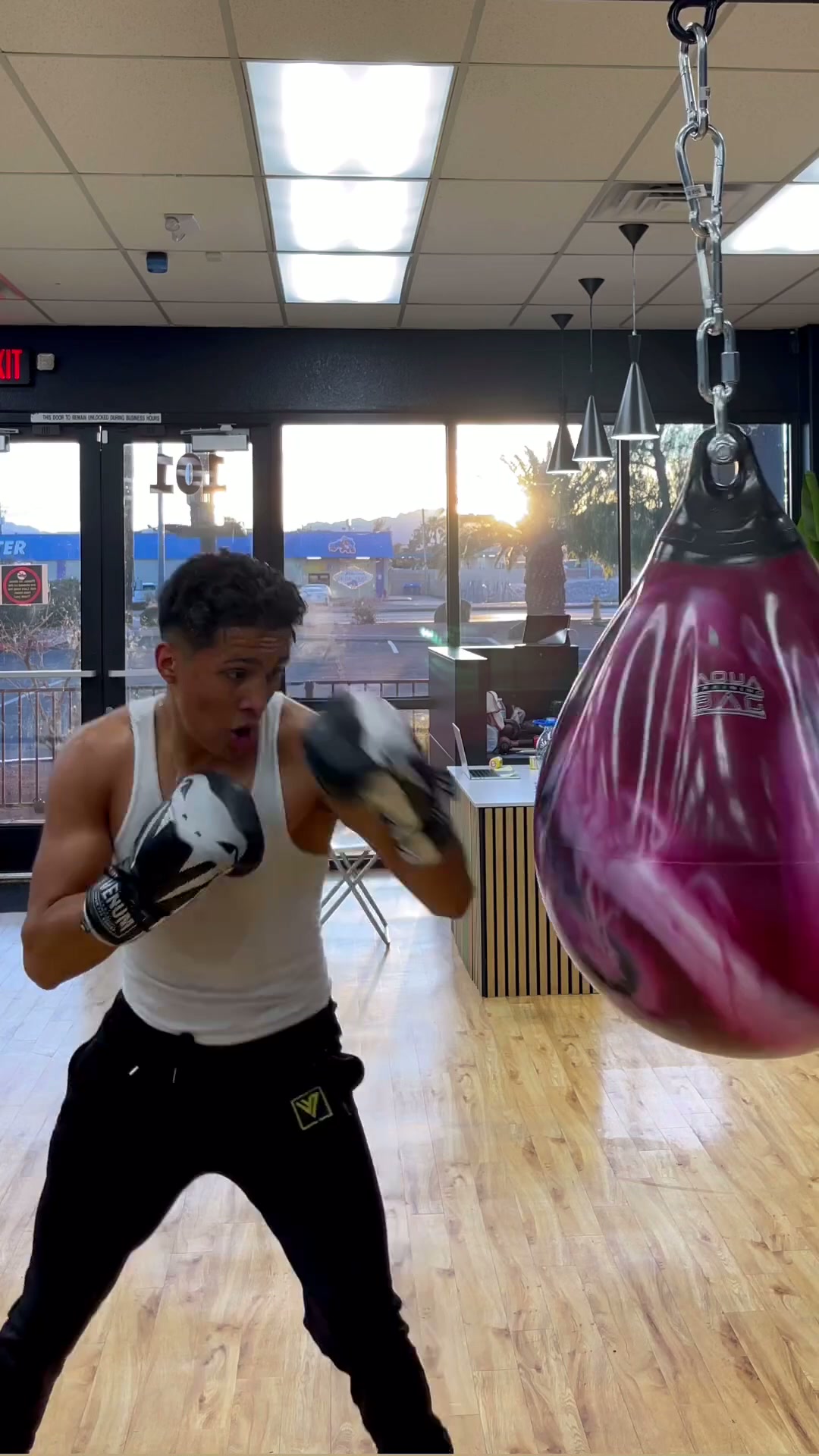 Emiliano Vargas displays vicious power on the aqua bag with hooks ...