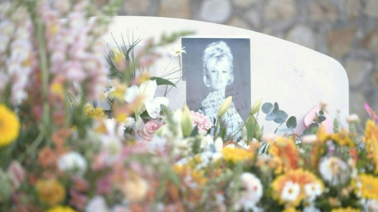 Saint-Tropez dit adieu à BB, qui repose face à la mer