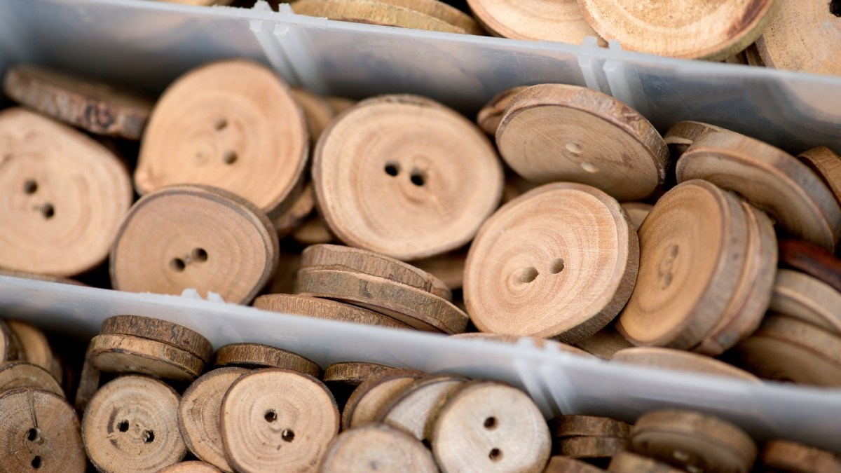 Tannenbaum-Upcycling: So machst du aus deiner Tanne Holzknöpfe