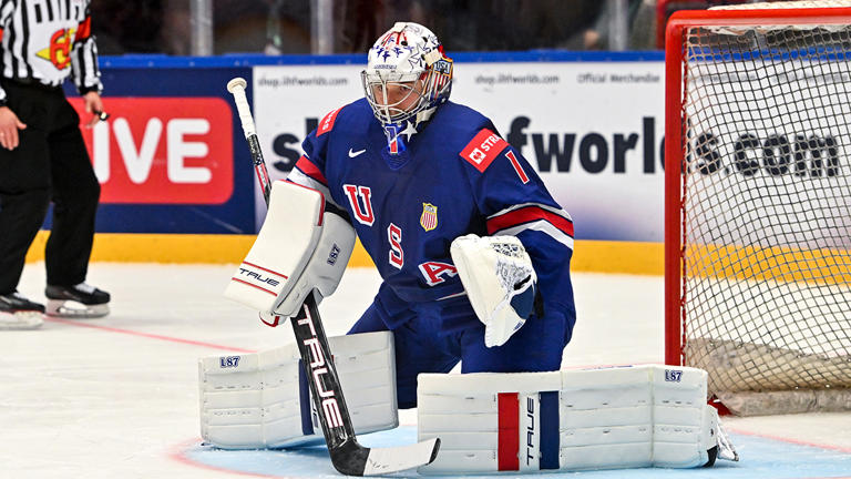 2011 Stanley Cup champion Bruins play special part in Chara's ceremony