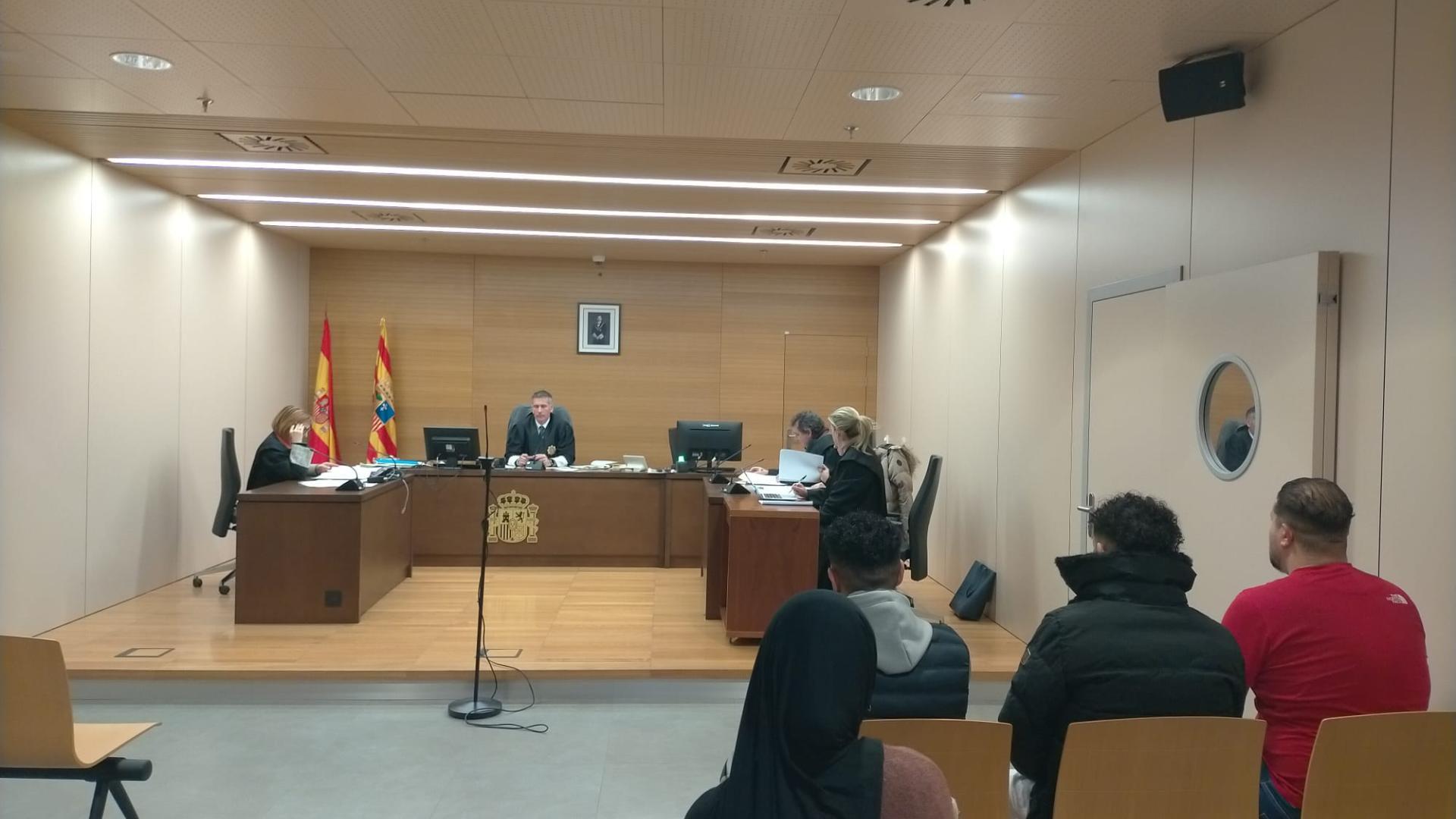 Un hombre acuchillado en un pulmón en Zaragoza: “Había mucha gente y me ...