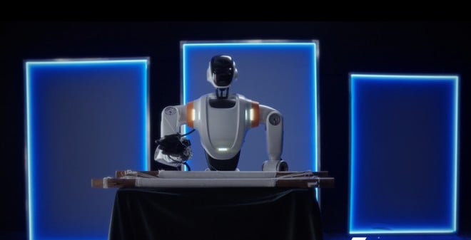Robot umanoide cinese riesce a ricamare con due mani dal vivo