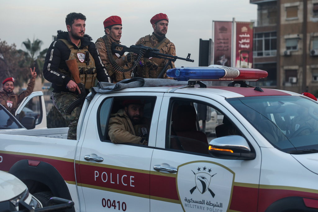 Civilians flee Aleppo as clashes between Syrian government and Kurdish ...