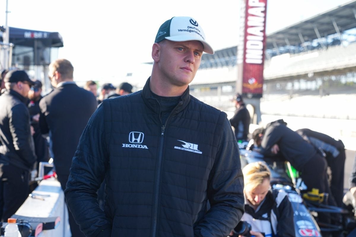 Mick Schumacher schmust auf Malle-Golfplatz: Das soll seine neue Flamme ...