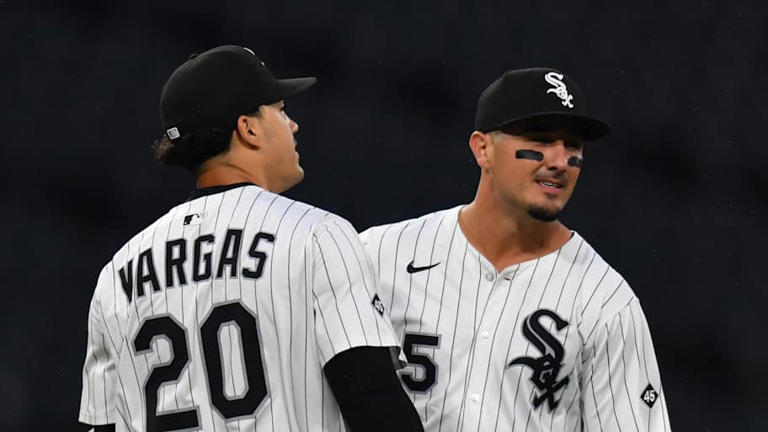 Royals add depth with signing of veteran utility man