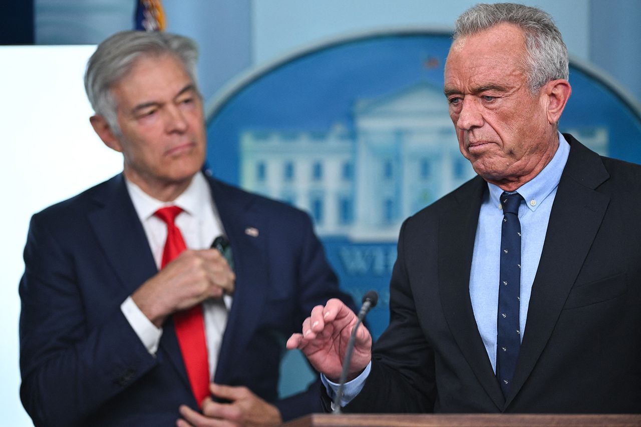 RFK Jr.'s iPhone starts quacking during live press conference, Dr. Oz ...