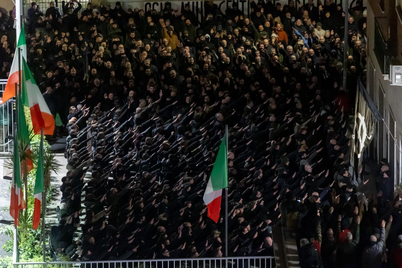 Acca Larentia, saluti romani alla commemorazione nel rito del 'Presente'