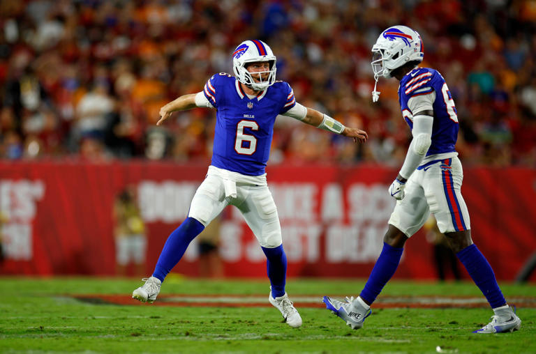 Buffalo Bills sign quarterback three days after NFL debut with Kansas ...