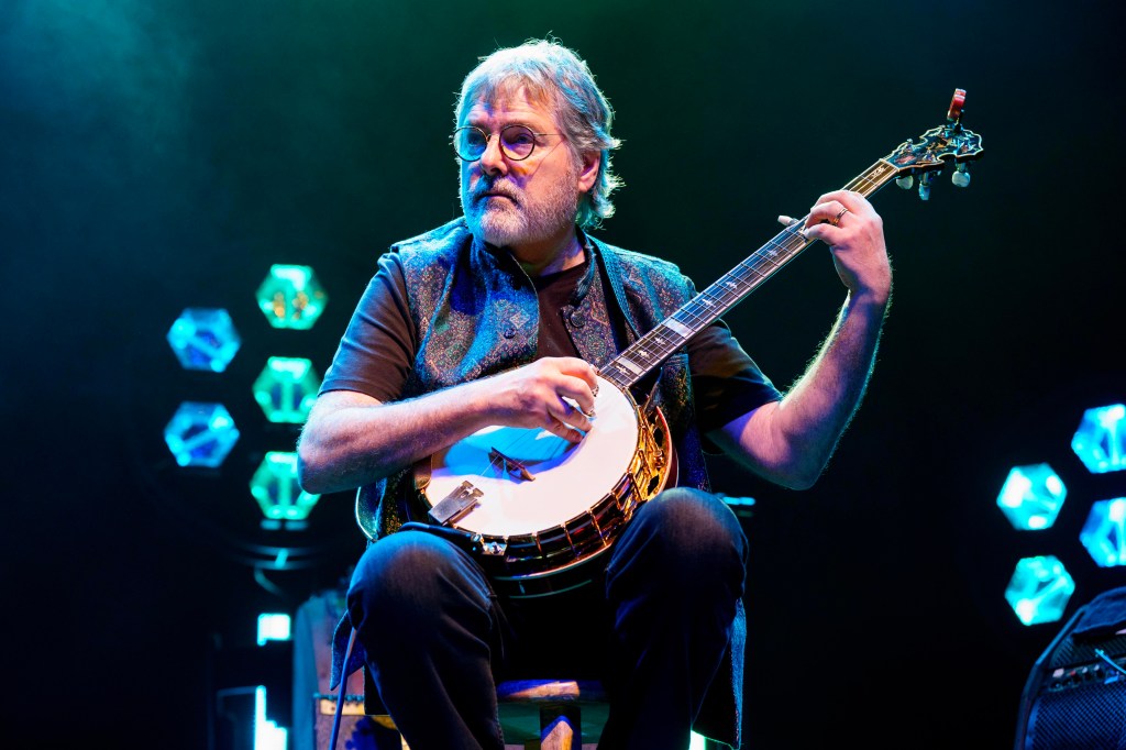 Bela Fleck cancels concert at Trump's Kennedy Center: "Performing there ...