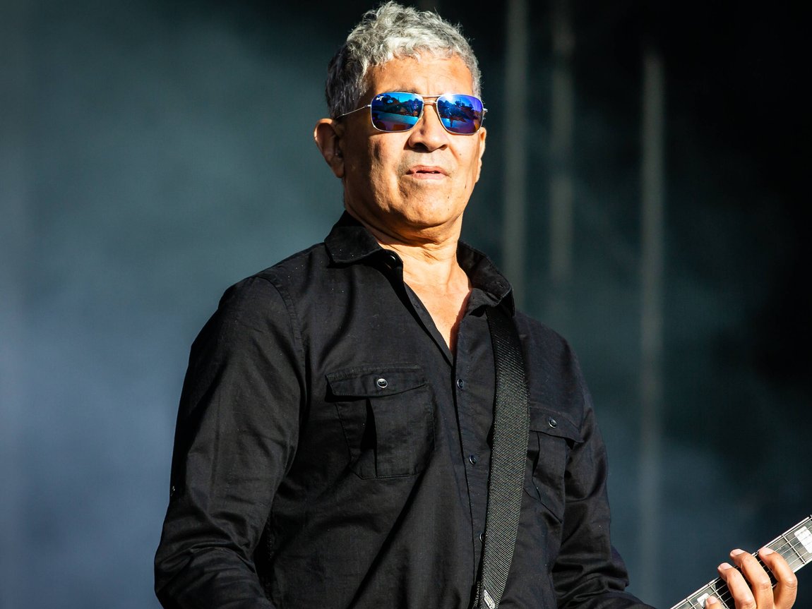Broken foot: Foo Fighters must do without guitarist Pat Smear