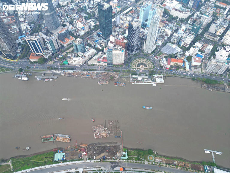 Cầu đi bộ nghìn tỷ qua sông Sài Gòn dần lộ diện sau 9 tháng thi công