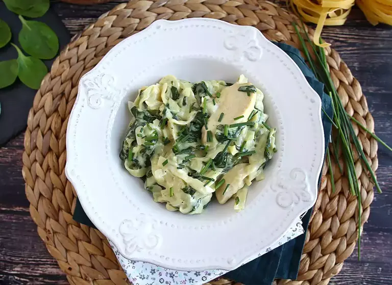 Tek tencerede ıspanaklı keçi peynirli ve tavuklu makarna