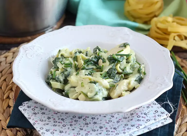 Tek tencerede ıspanaklı keçi peynirli ve tavuklu makarna