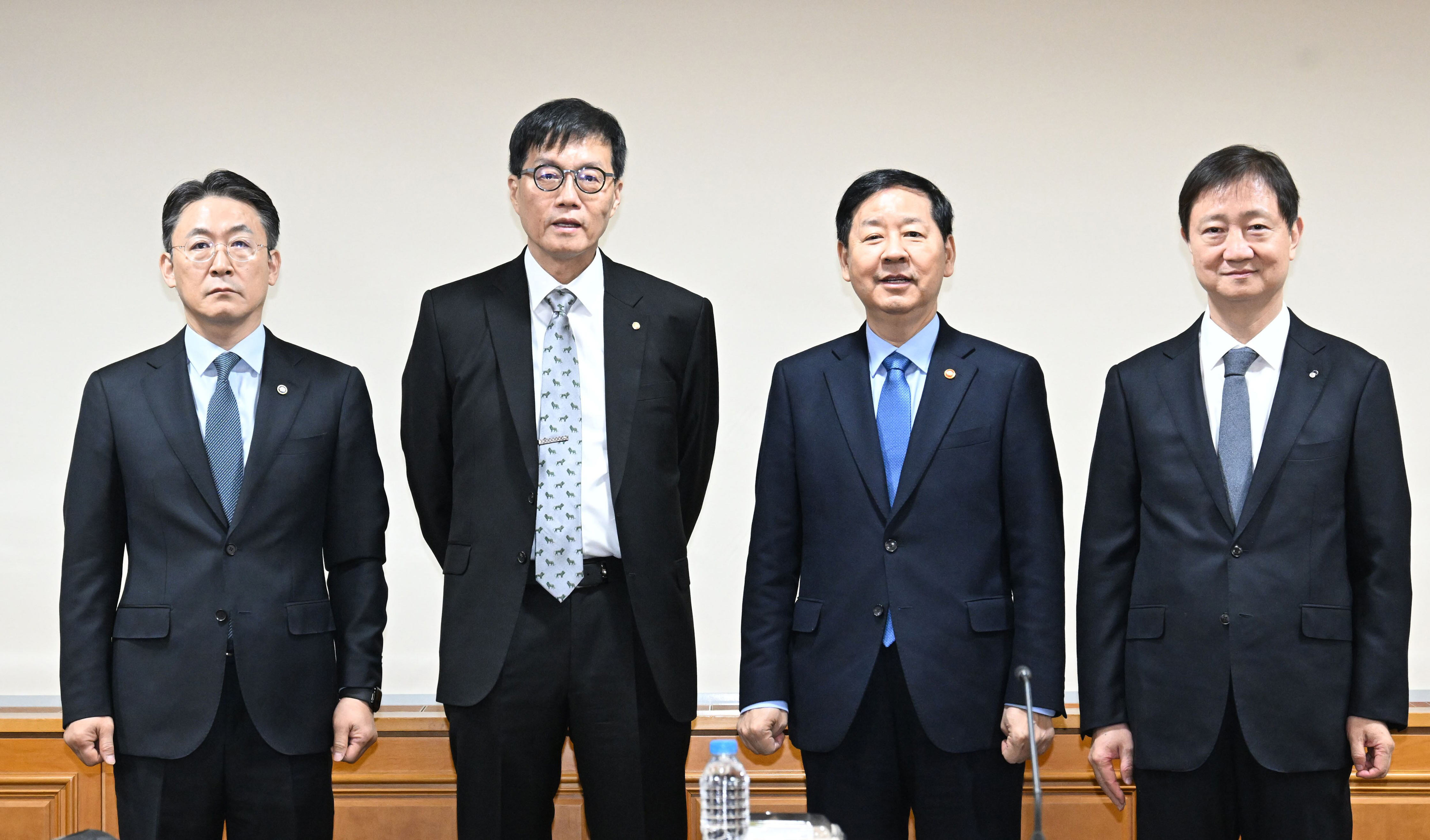 Deputy Prime Minister Koo warns of high exchange rate volatility