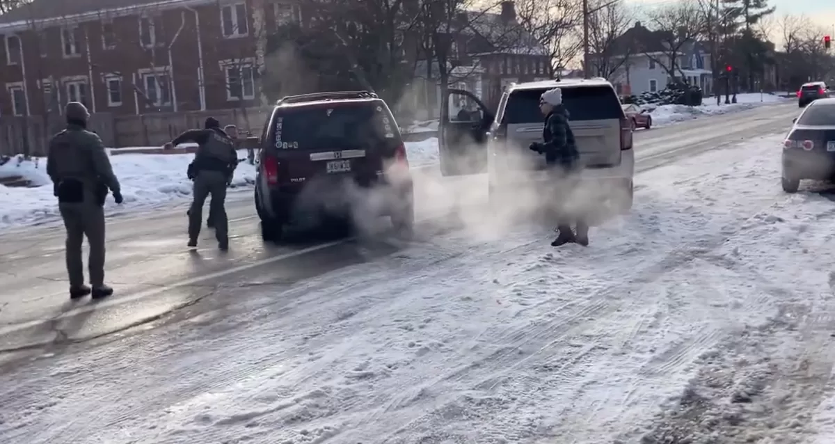 Donna uccisa a Minneapolis dalla polizia anti-migranti, il video che ...