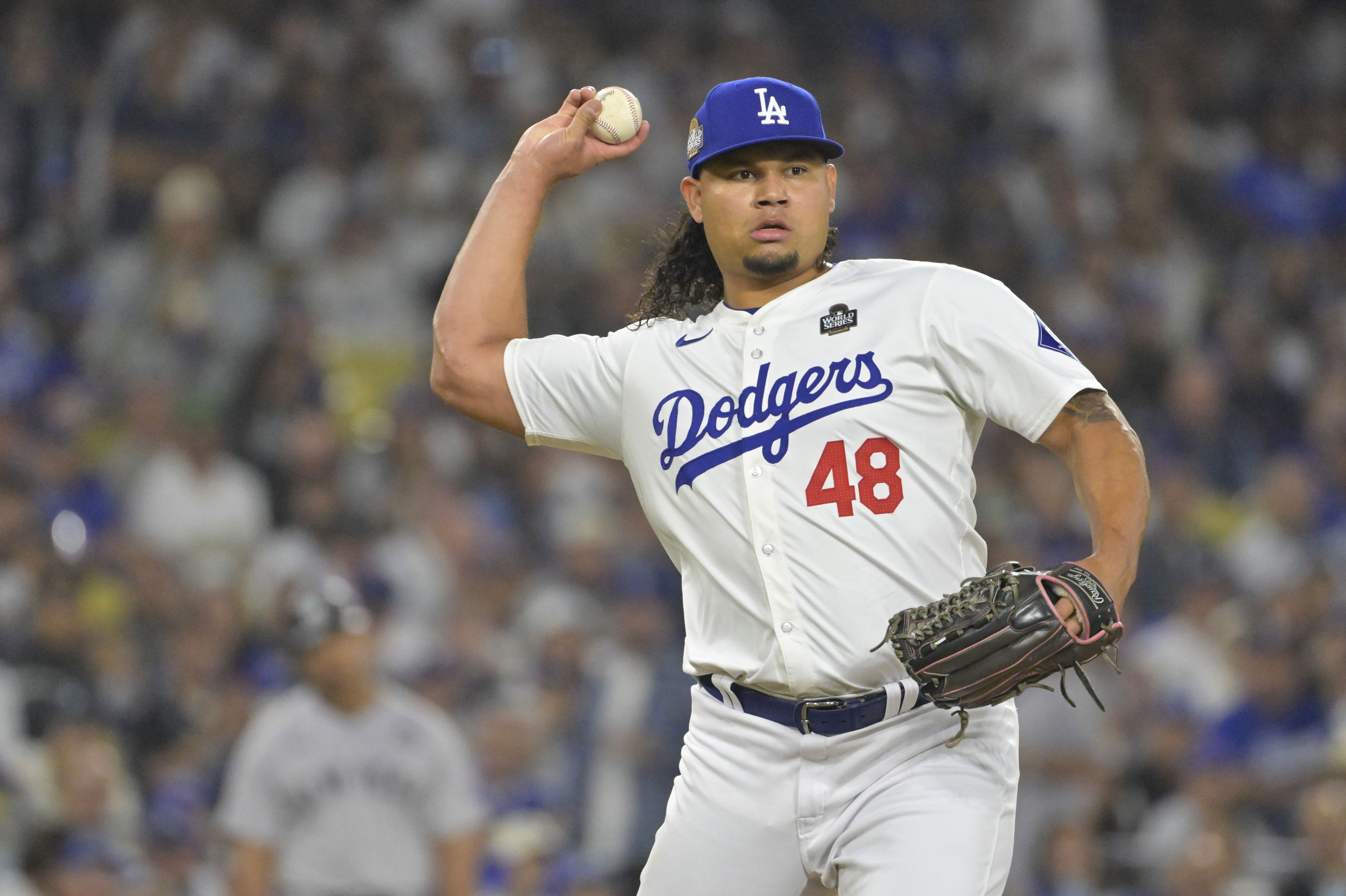 Dodgers sign Brusdar Graterol, avoid salary arbitration