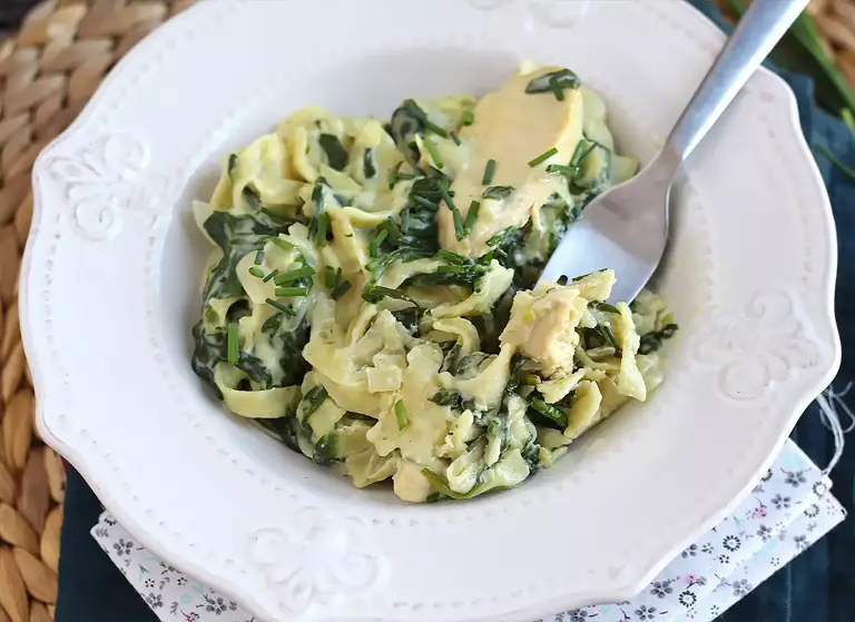 Tek tencerede ıspanaklı keçi peynirli ve tavuklu makarna