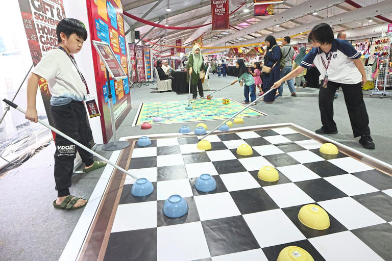 Fans of local handicrafts flock to fair