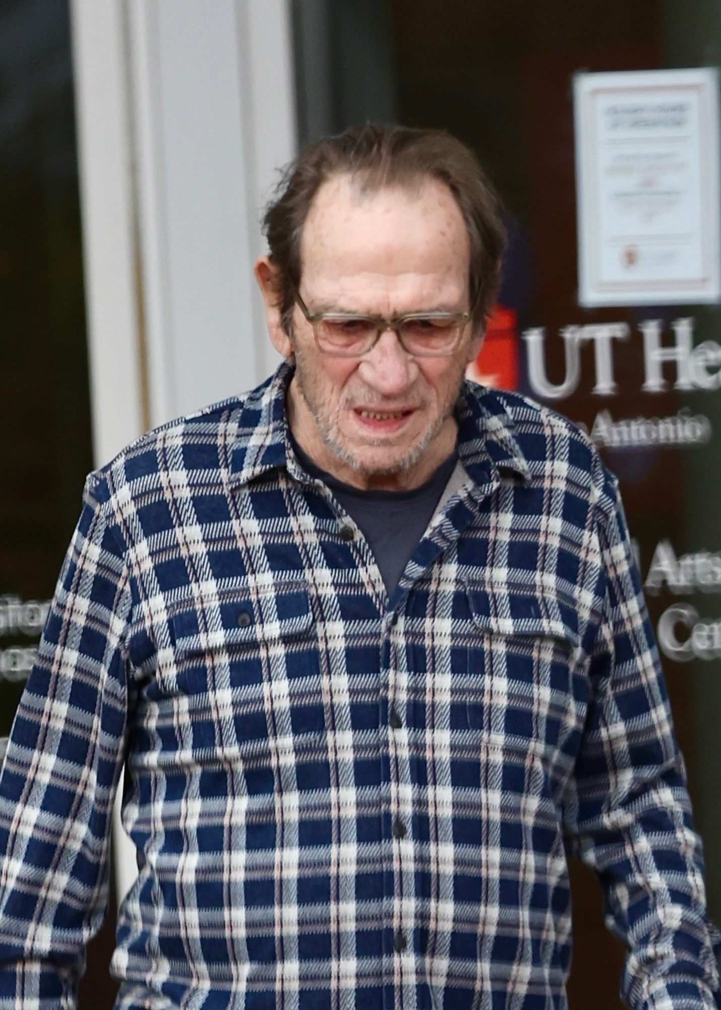 Heartbroken Tommy Lee Jones seen for first time after daughter Victoria ...
