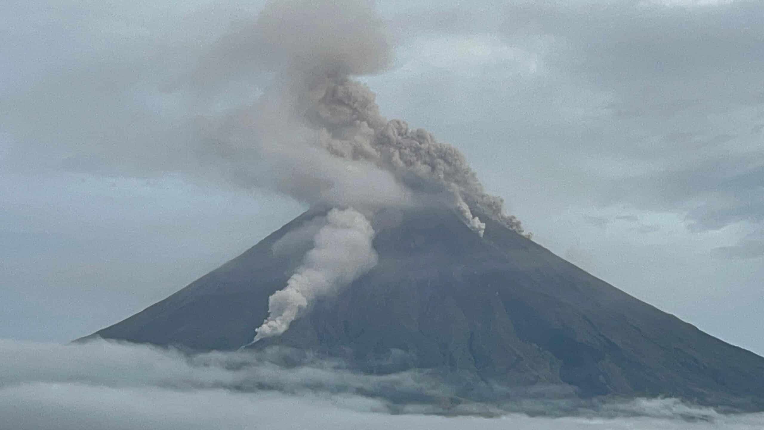 Mayon Volcano: 124 rockfalls, 50 pyroclastic currents in 24 hours