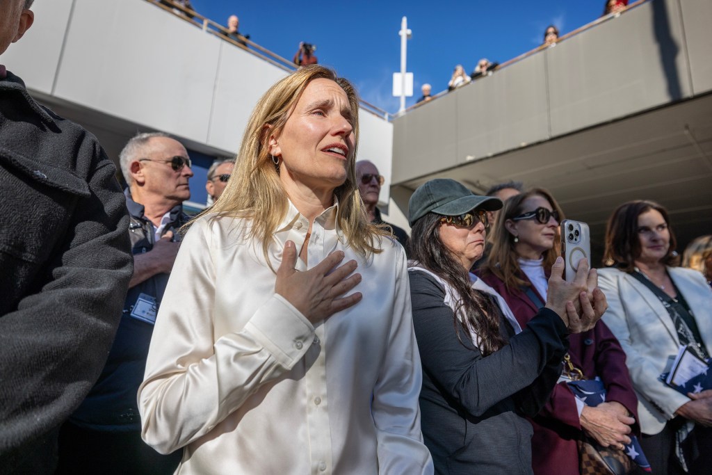 Abandoned and angry Palisades residents mark fire anniversary with ...