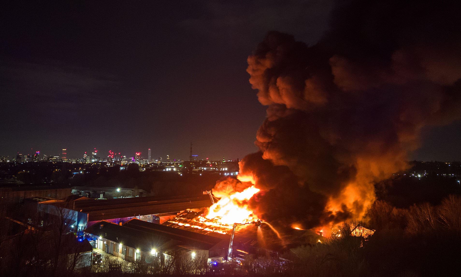 Moment fire rips through massive Birmingham factory: Residents warned ...