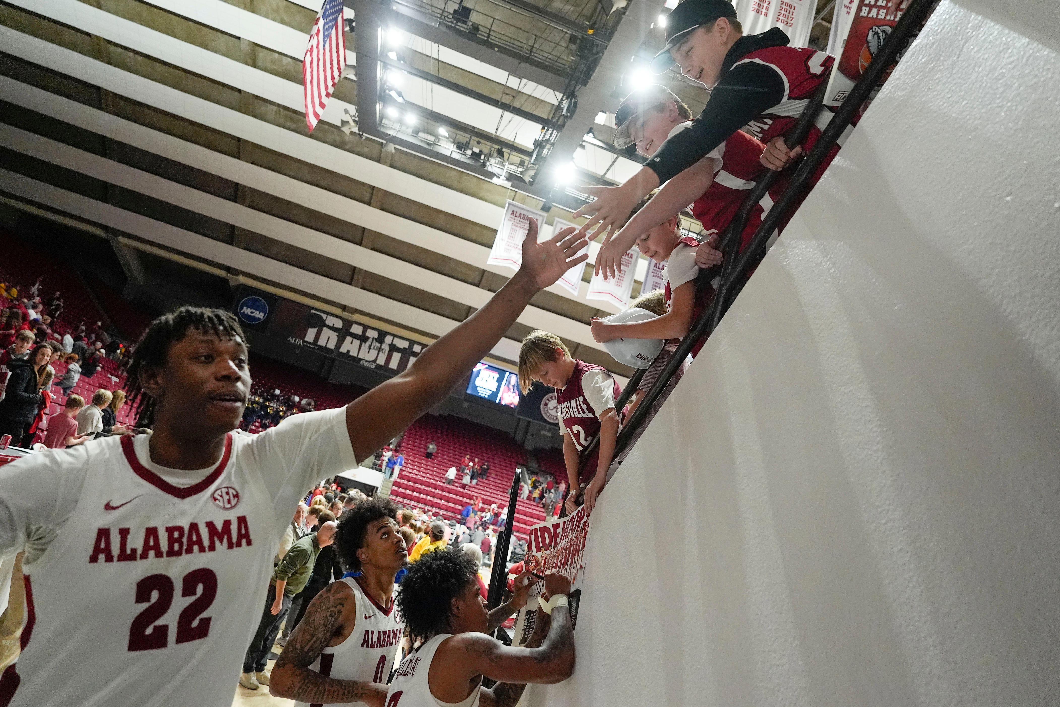 Texas leads Alabama basketball as break nears: Score updates, highlights