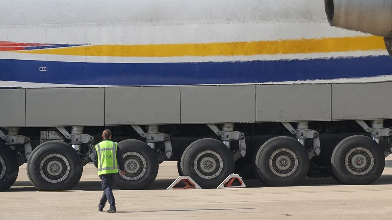 US Air Force unloading the world’s largest flying Soviet aircraft