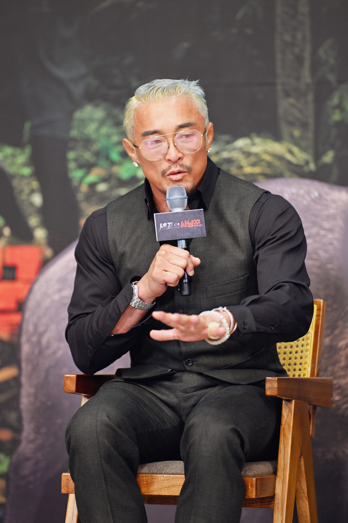 Choo Sung-Hoon low kick: Chef Edward Lee took one too