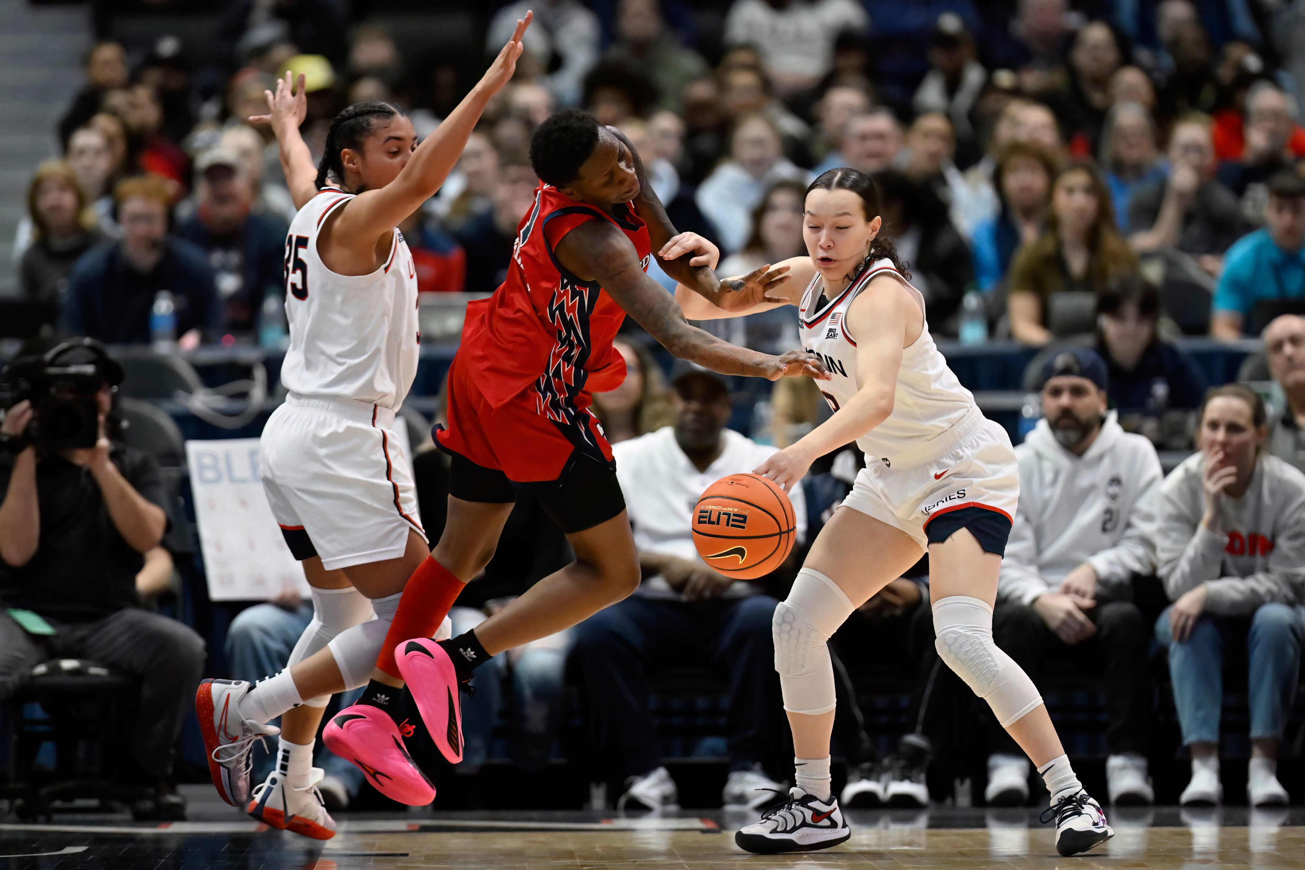 Strong, Fudd star as top-ranked UConn rolls past St. John's for 32nd ...