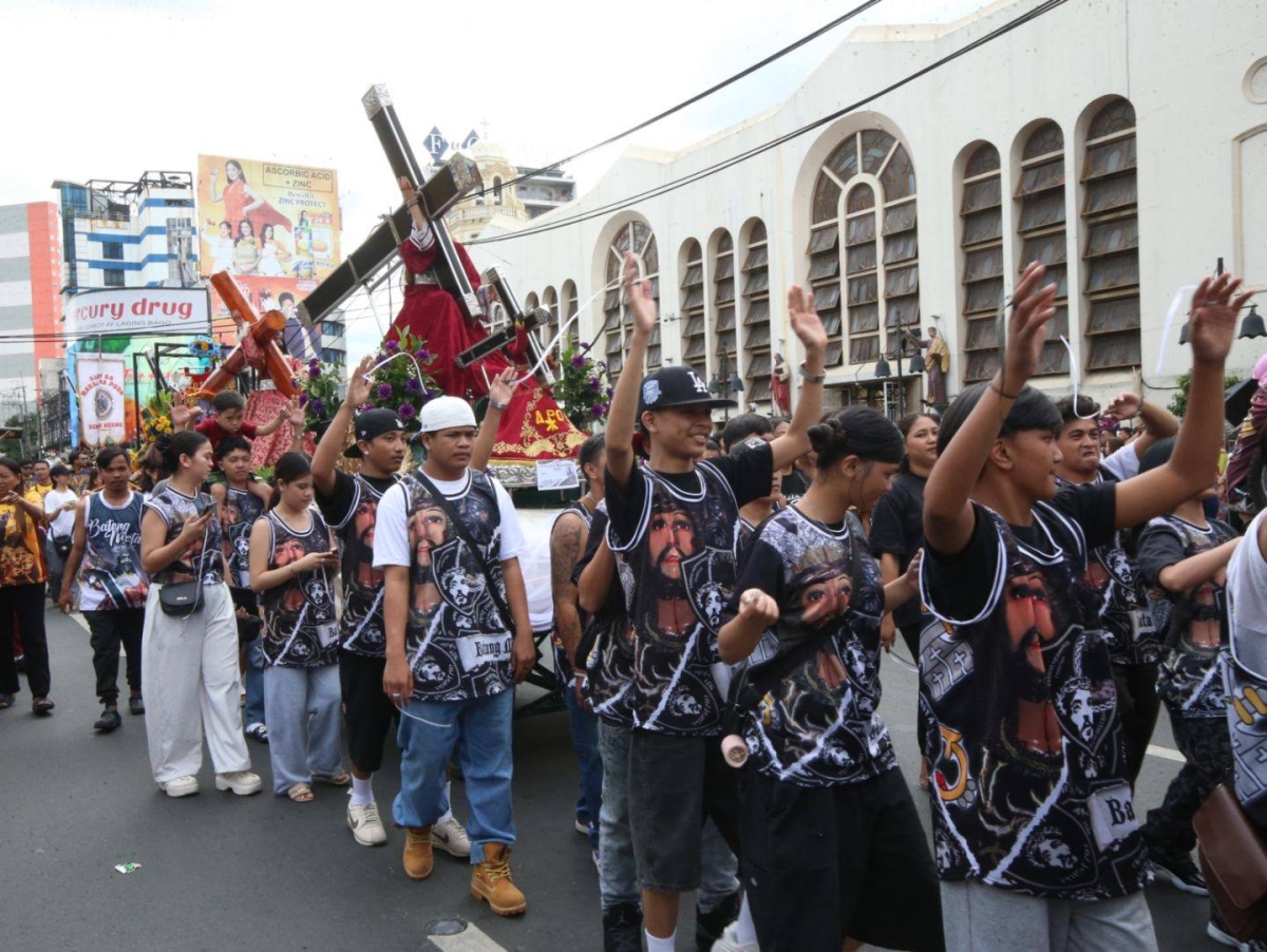 More than 5,000 Nazarene devotees line up for 'Pahalik'