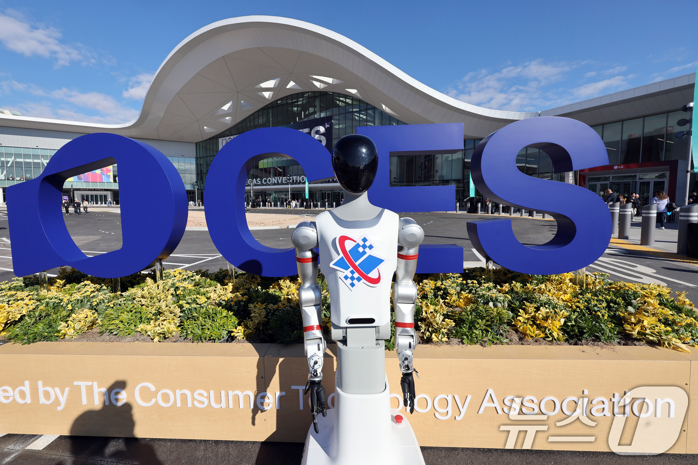 ‘CES서 확인한 로봇 시대’…삼성·LGD, OLED로 시장 주도권 노린다