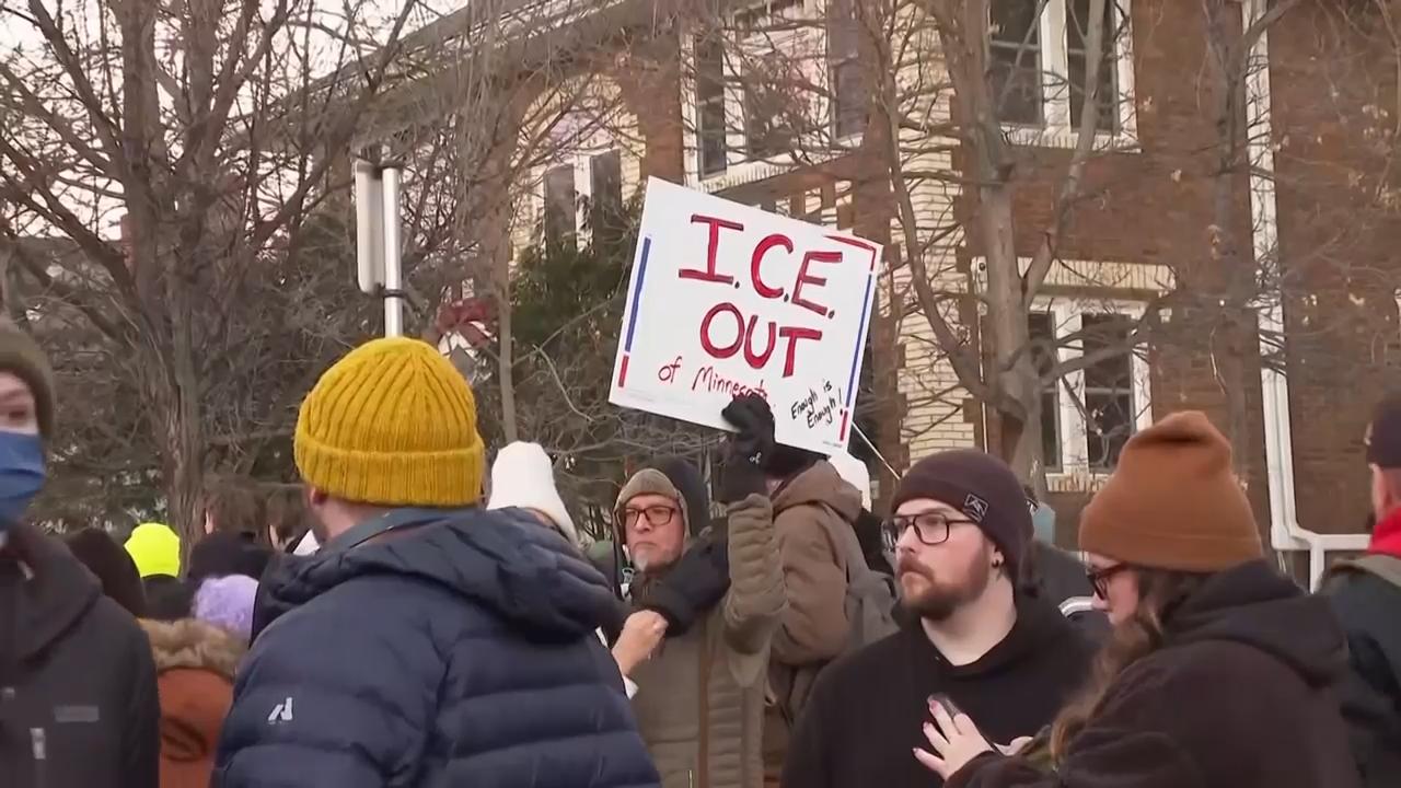 Hundreds rally and join vigil after woman killed during Minneapolis ICE ...