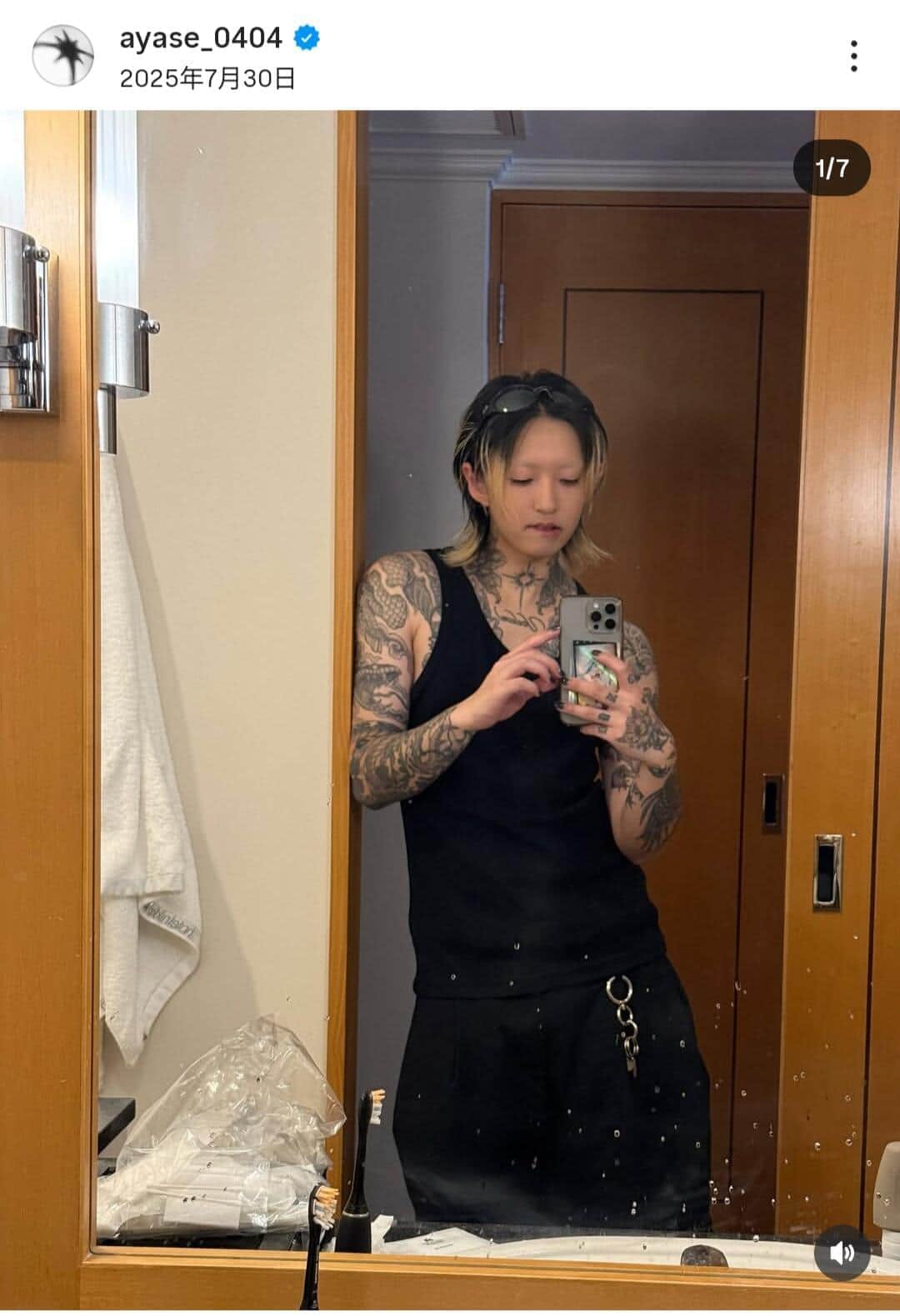 「YOASOBI」Ayase、黒髪で印象激変「かっこよすぎ」首＆手にはタトゥーびっしり