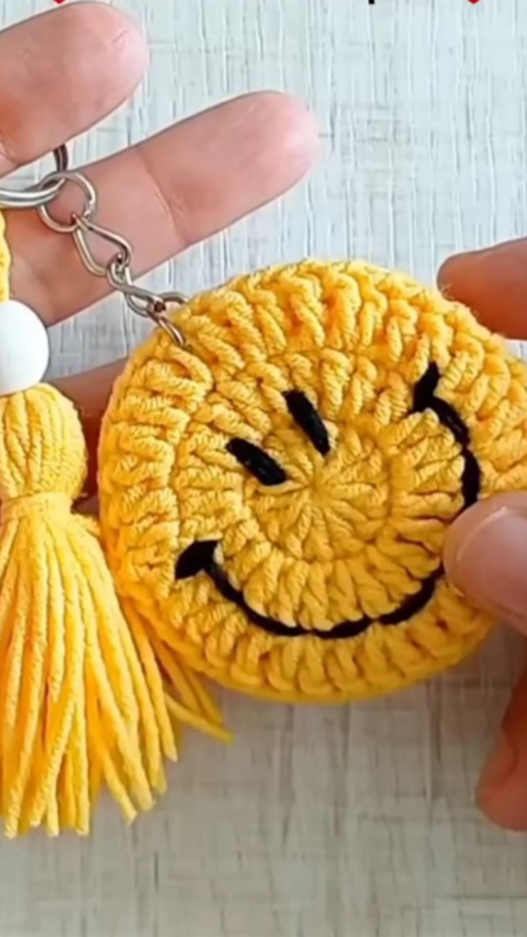 Crochet a smiley face keychain | Fast & easy crochet project