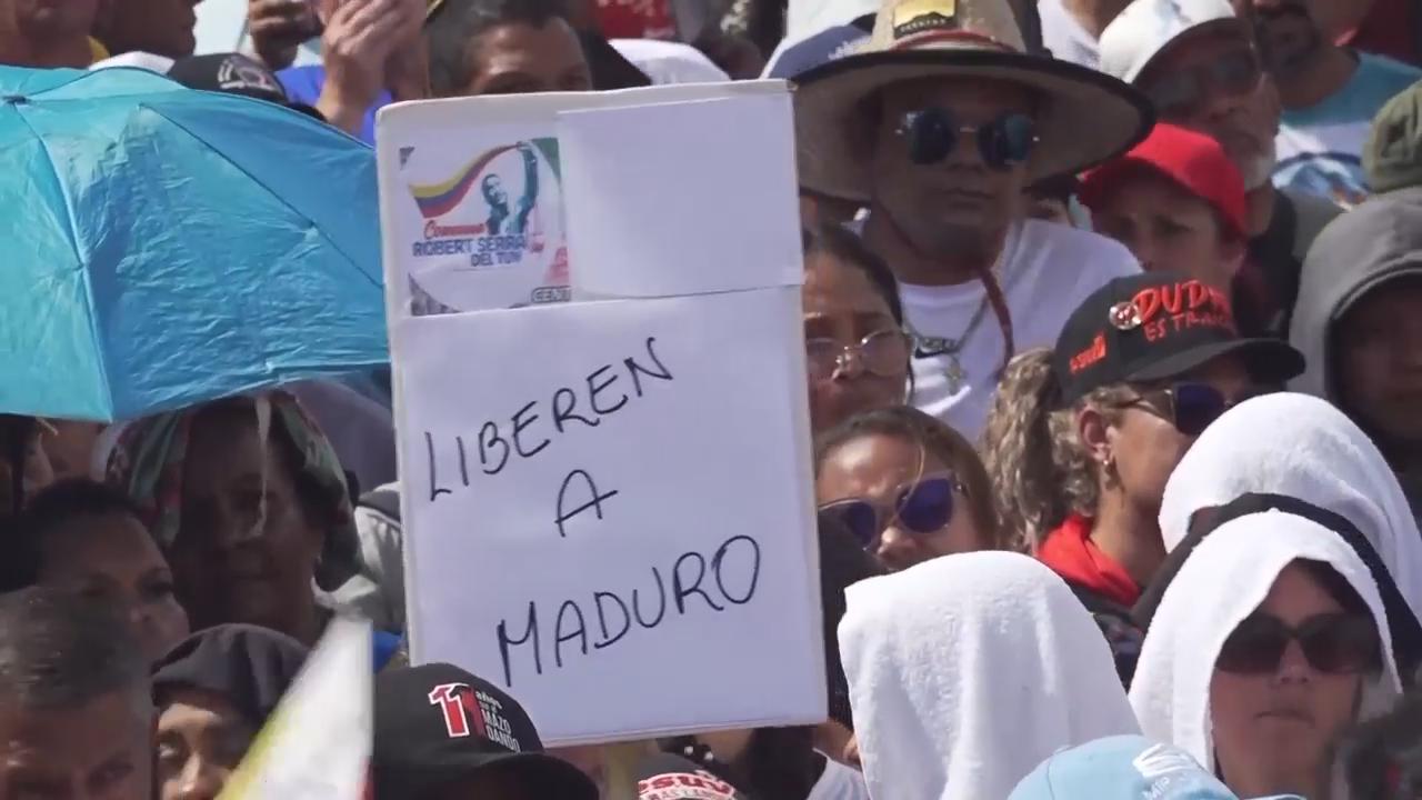 Venezuelan government supporters march in Caracas to demand return of ...