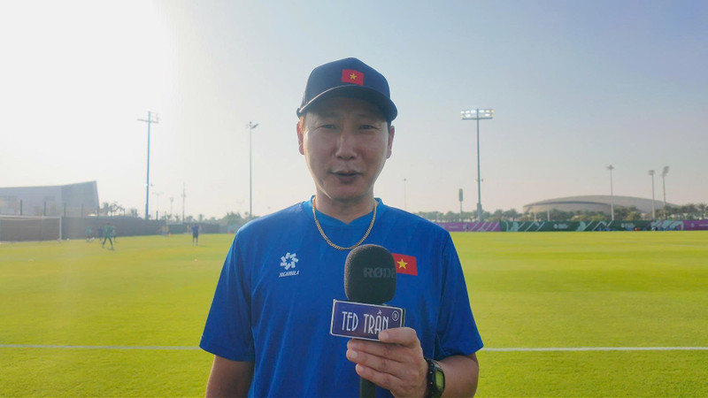 HLV Kim Sang-sik nói về chiếc áo đen may mắn, quả táo của Đình Bắc và 3 ...