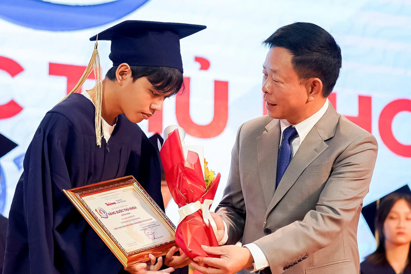 Nước mắt hạnh phúc của 120 thủ khoa