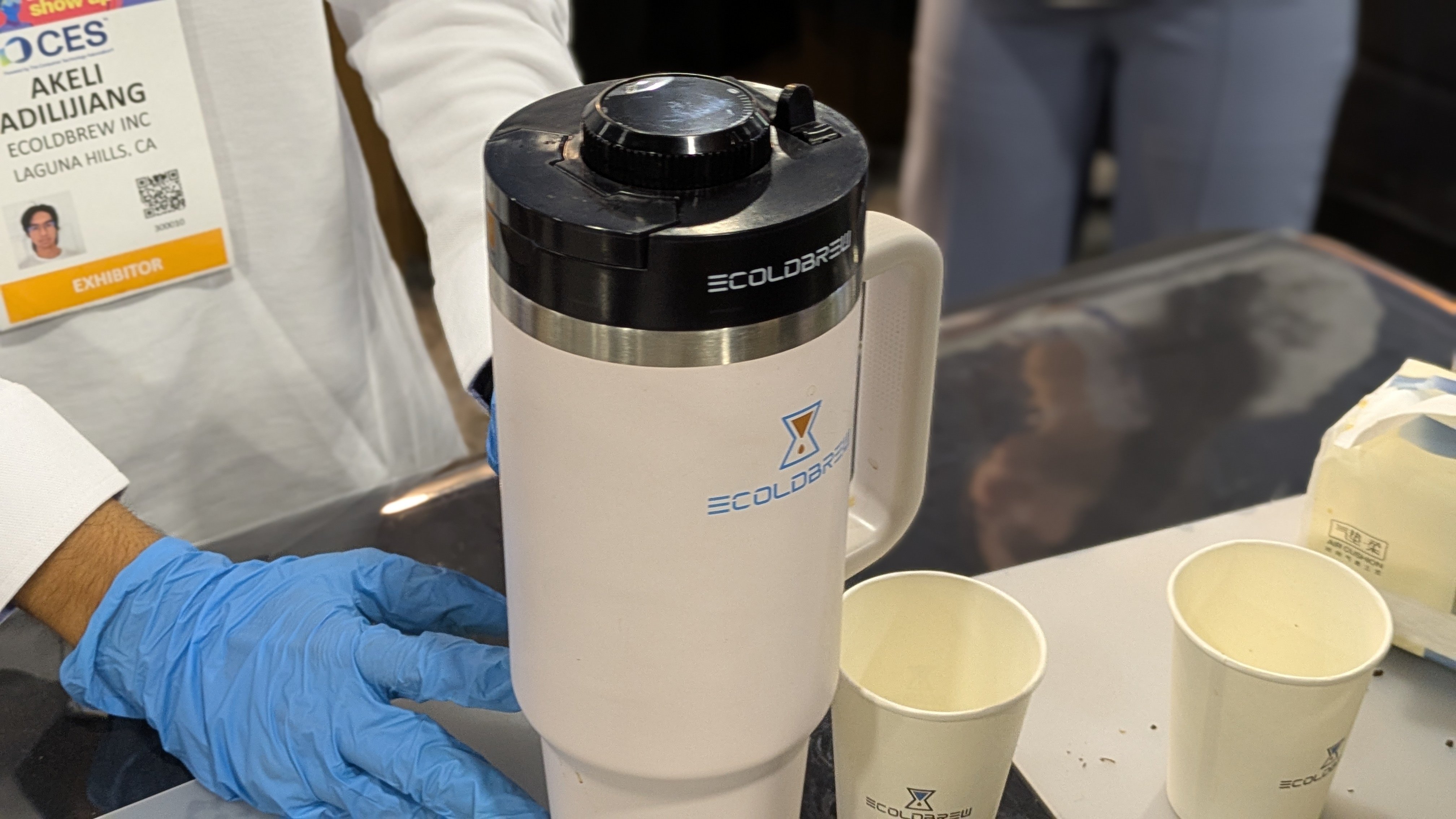 This clever thermos topper turns any mug into a cold brew machine in ...