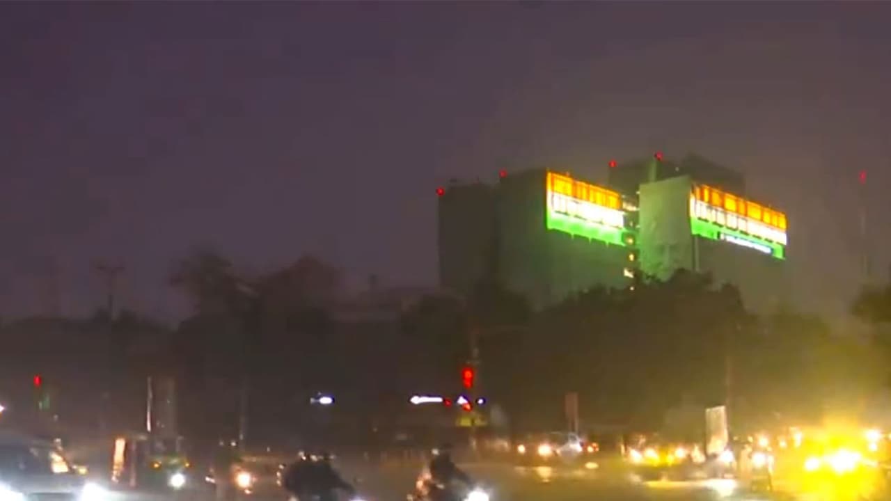 Delhi's air quality worsens amidst cold wave, smog blankets city