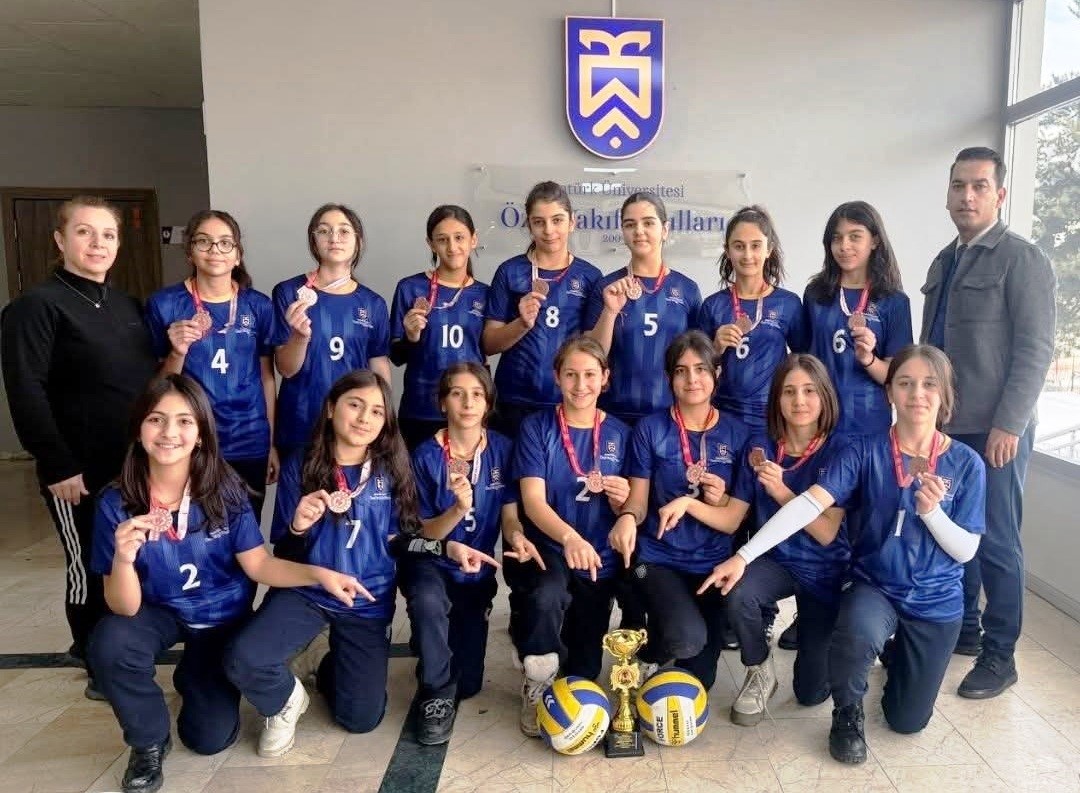 Atatürk Üniversitesi Vakıf Okulları küçük kızlar voleybol takımı il ...