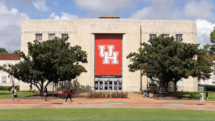 Man robs TDECU bank inside UH Student Center, university officials say