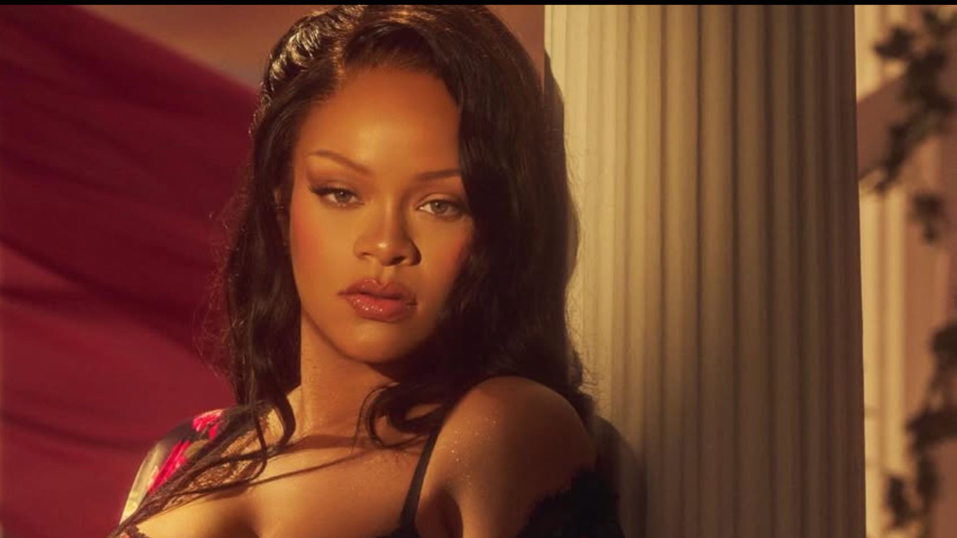 Rihanna sta facendo scalpore con questo look audace ma elegante per San ...