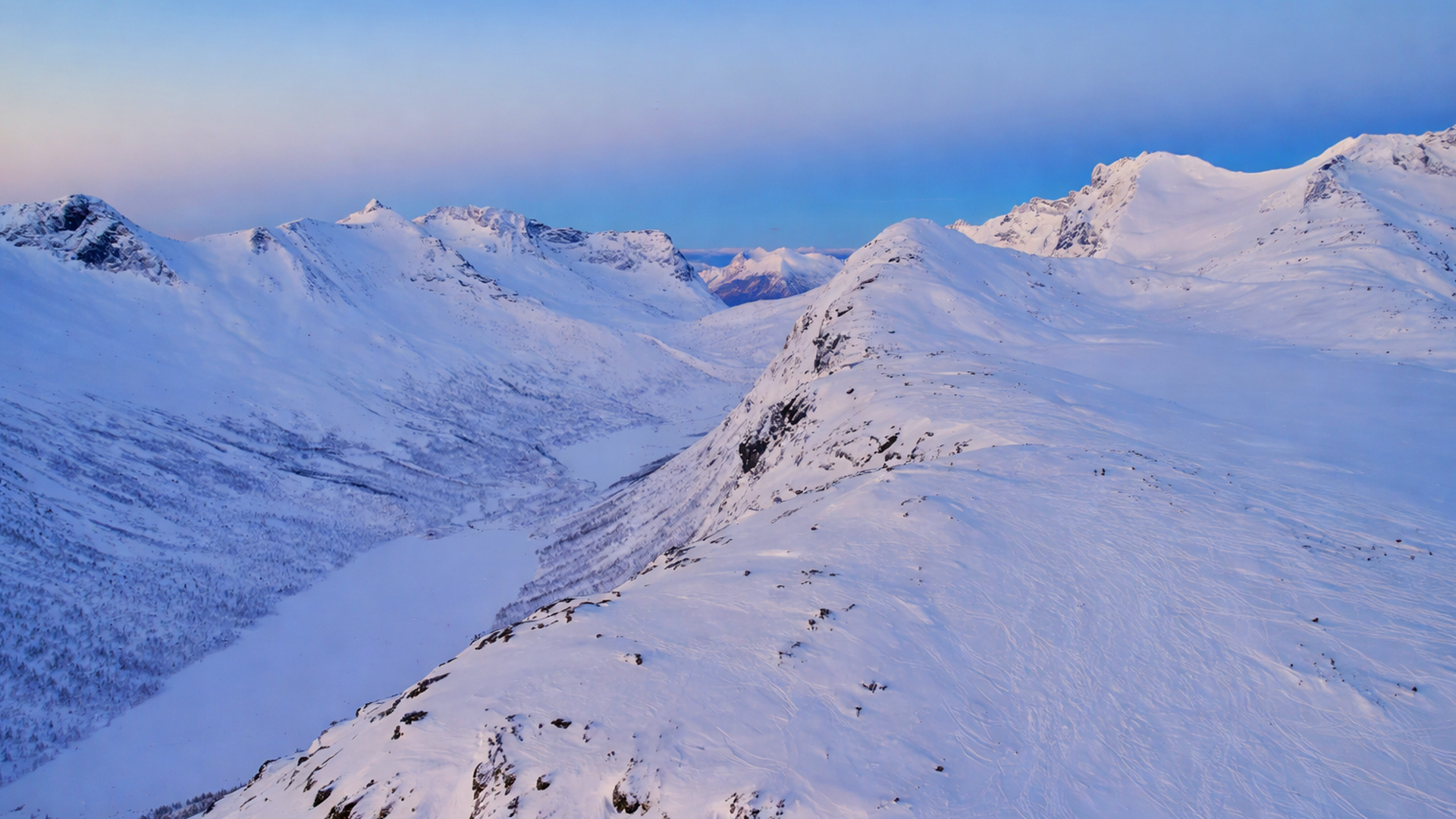 Montagne e valli artiche a Troms, Norvegia