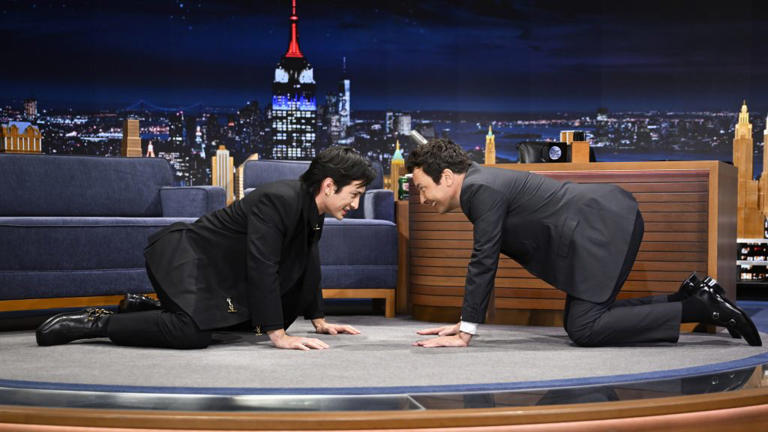 Hudson Williams teaches Jimmy Fallon hockey stretches and teases ...