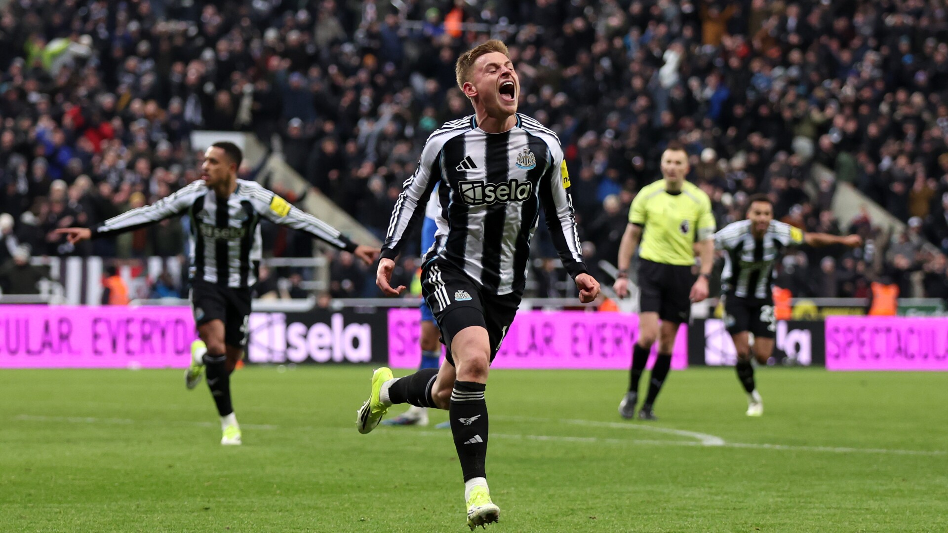 Newcastle 4-3 Leeds: Magpies come back three times, win at the death
