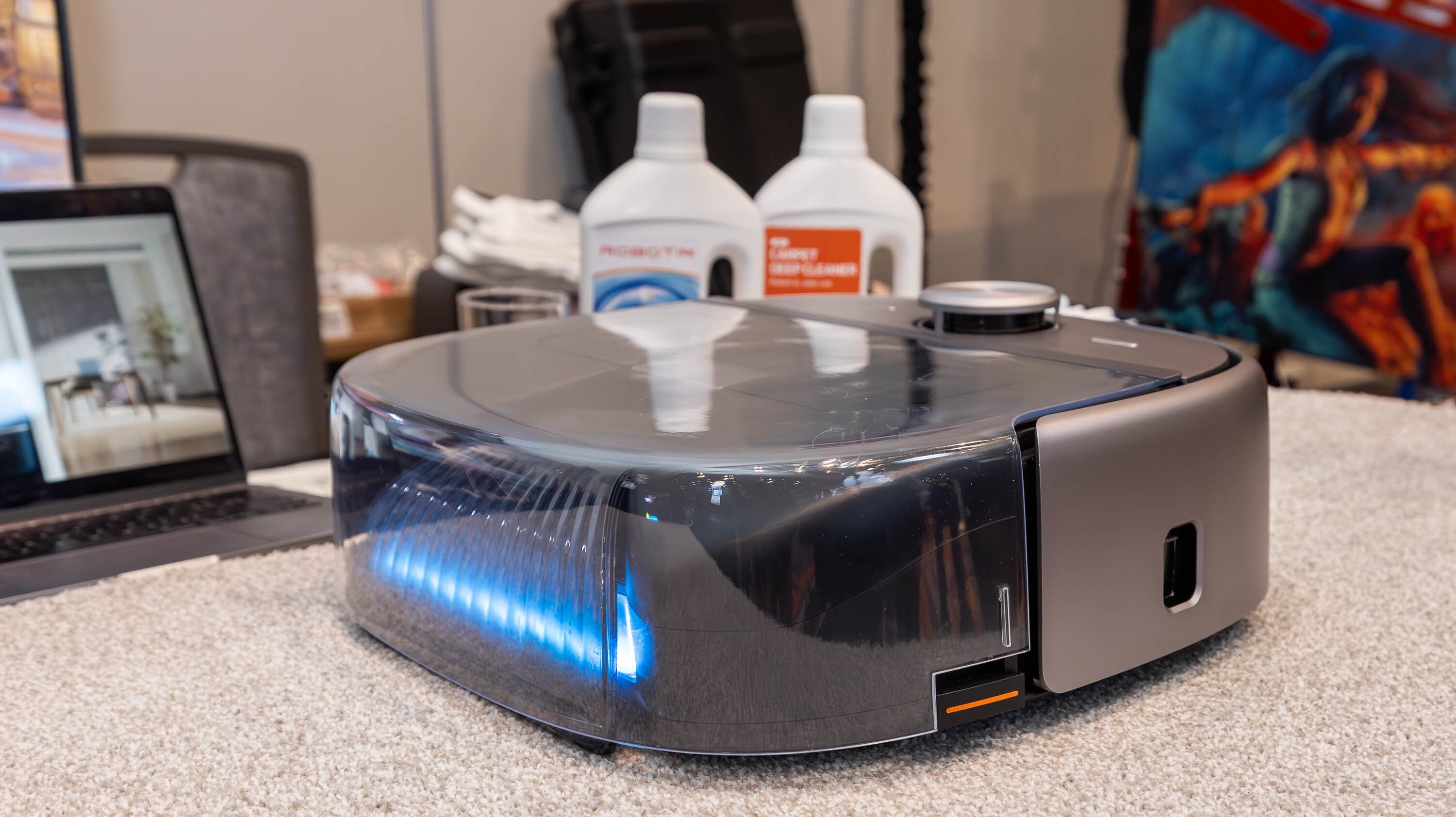 Robotin's modular rob vac deep-cleans carpets, with one enormous drawback