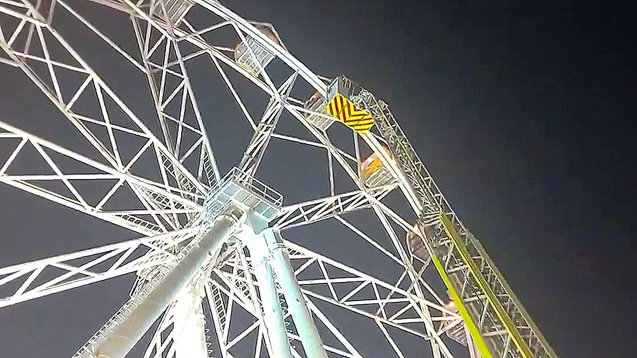 Fairgoers rescued after Ferris wheel breaks down in Spain