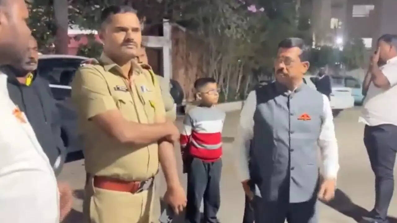 Maharashtra election campaign disrupted: Stones hurled at Shiv Sena ...