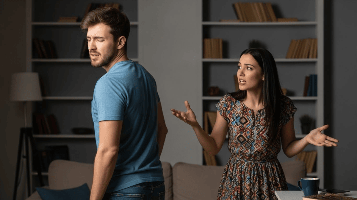 When a man starts losing hope in his couple, these behaviors appear first